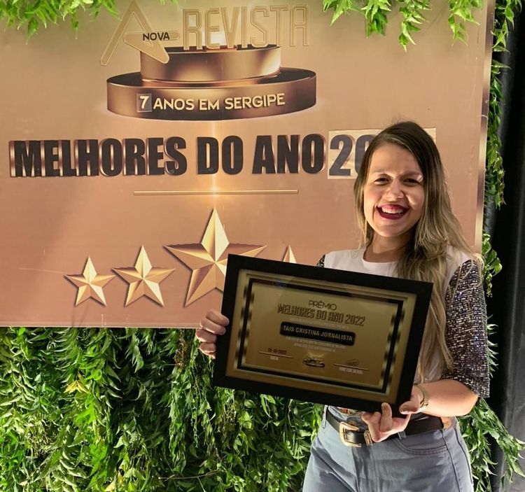 RECONHECIMENTO: Taís Cristina, jornalista do Portal e TV Itnet, recebe o prêmio Melhores do Ano 2022